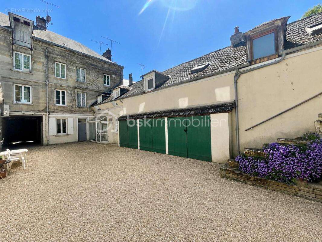 Vente Appartement 556 m² Chaumont-En-Vexin